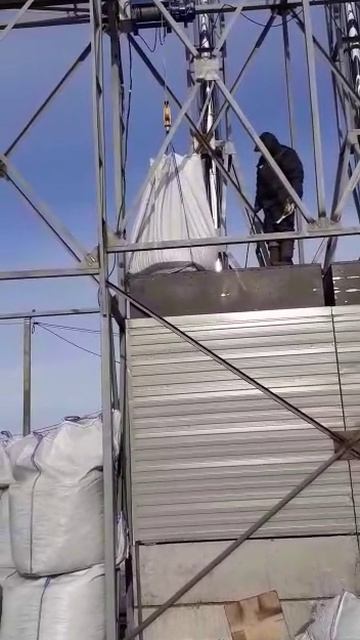 Видео загрузки Угля с кран-балкой МКУ 2*300