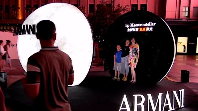 Оригинальная  реклама на здании (Пекин)