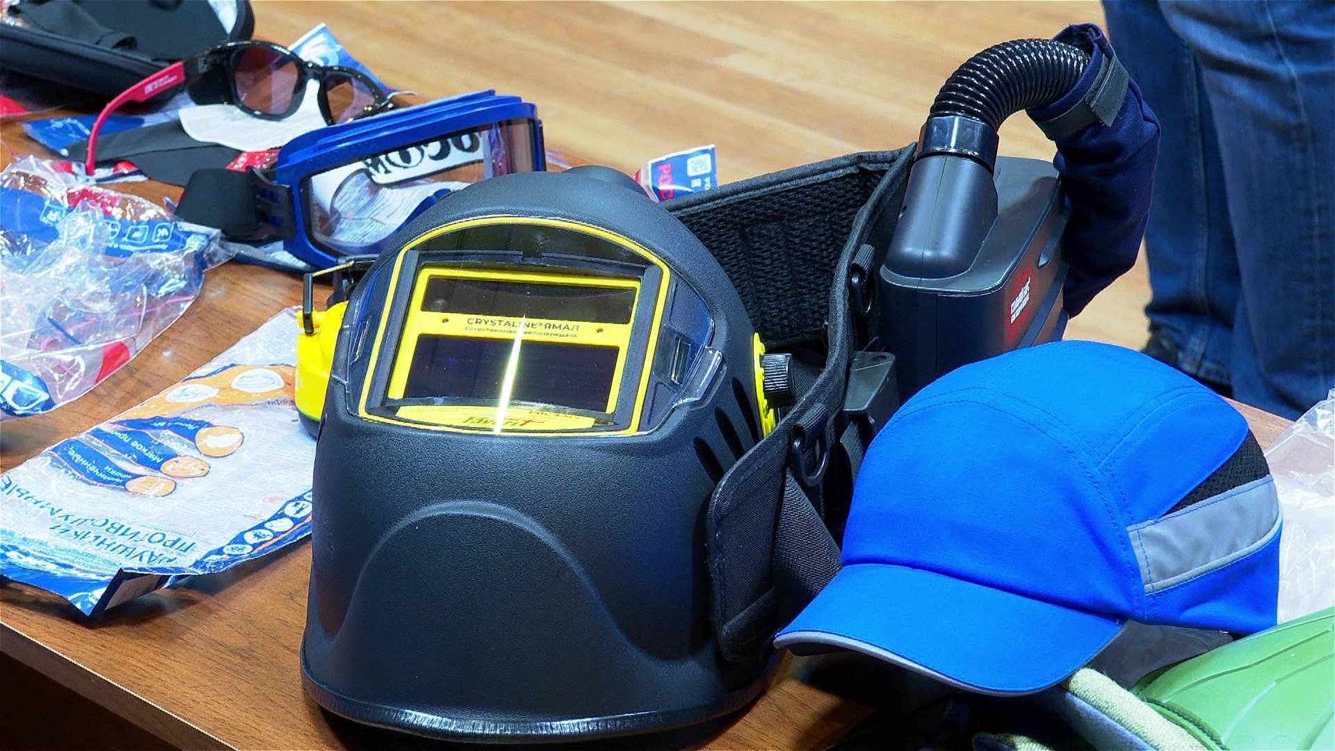 ДРУЖИТЬ С ГОЛОВОЙ / В Новозаполярном прошла презентация специальных СИЗ