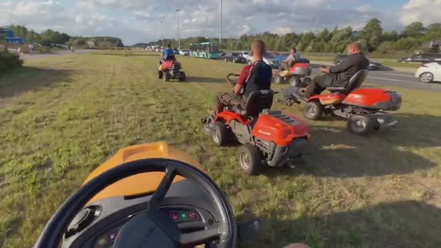 Массовый заезд на садовых райдерах husqvarna в Санкт Петербурге