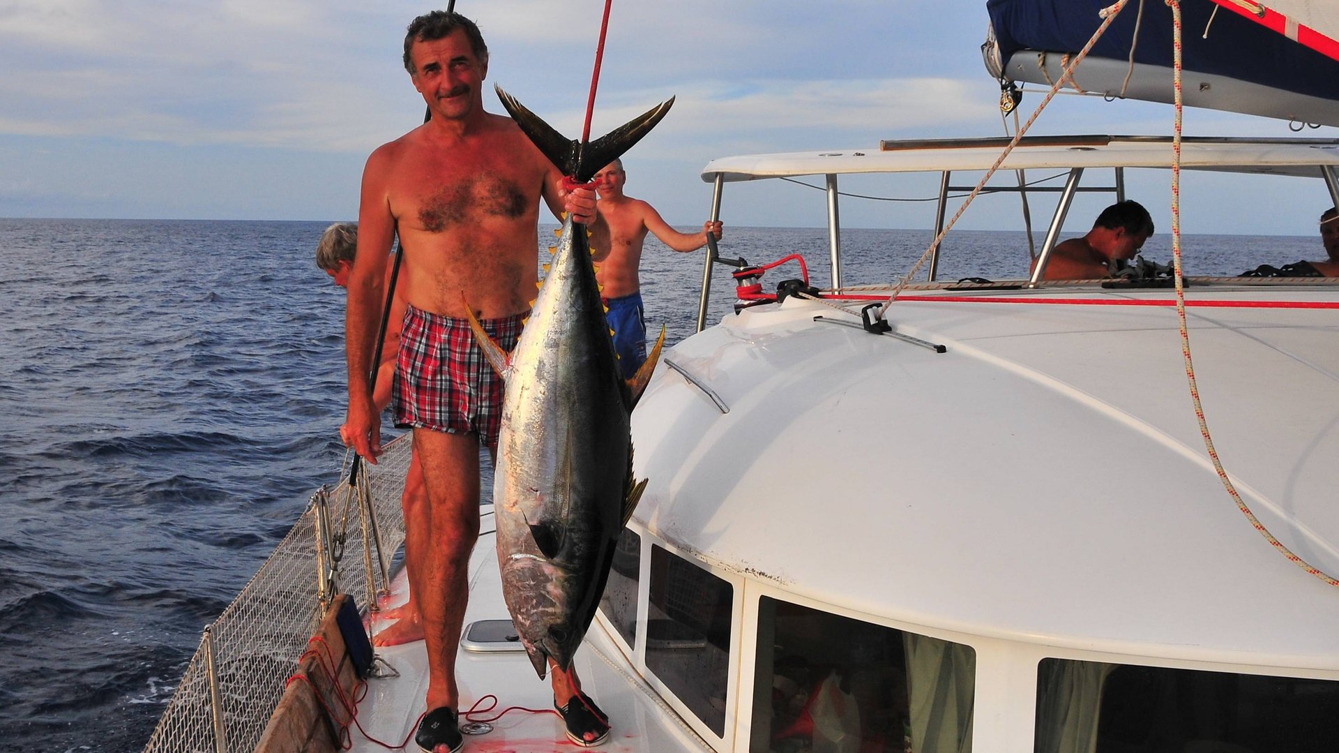 Веселая рыбалка на тунца с парусного катамарана