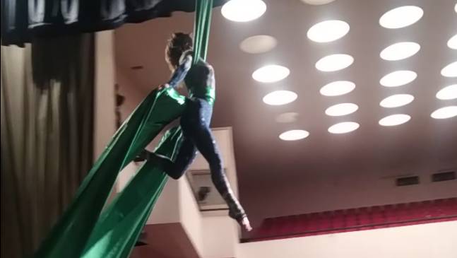 Обучение воздушной гимнастике - полёты и вращения на полотнах