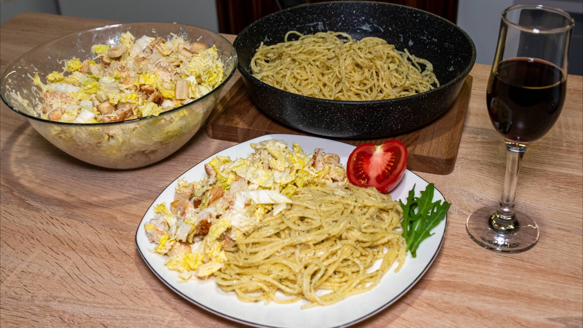 СПАГЕТТИ В СЛИВОЧНОМ СОУСЕ и САЛАТ С КУРИЦЕЙ. 
Идея вкусного обеда или ужина