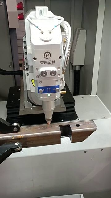 Резка металла на волоконном лазерном труборезе с наклонной головой A22/3000 Raycus 5-Axis