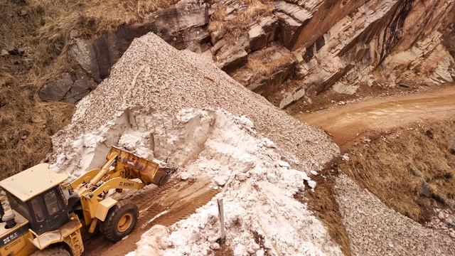 Расчистили дорогу от лавины в Григорьевском Ущелье, Иссык-Куль