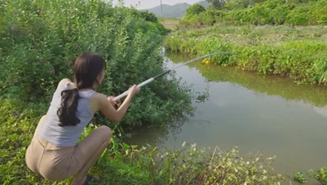 Красивая девушка ловит гигантских сомов #fishing