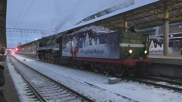 Паровоз П36-0110 (ТЧ-16) маневровым порядком следует под прицепку к поезду Деда Мороза.