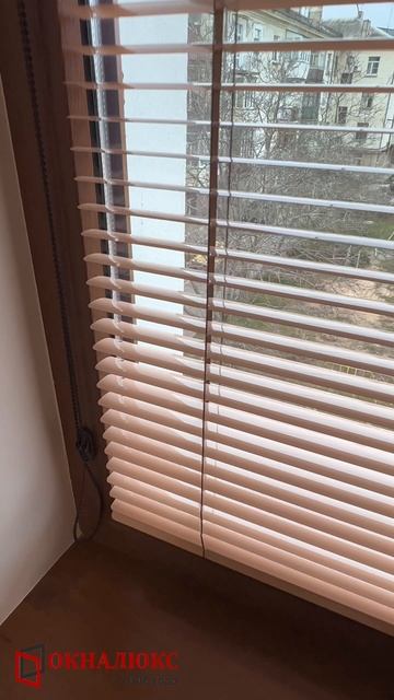 Нежно-розовые перламутровые горизонтальные жалюзи установленные на окно в ламинации орех. ОКНАЛЮКС