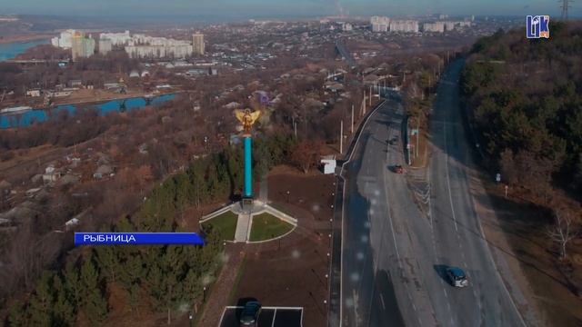 Скульптура Архангела Михаила с высоты птичьего полета