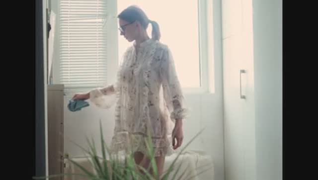 ❤️ Transparent windowsill cleaning with beautiful girl Tina. No bra cleaning.