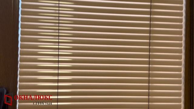 На окне в ламинации орех установили нежно-розовые перламутровые горизонтальные жалюзи. ОКНАЛЮКС