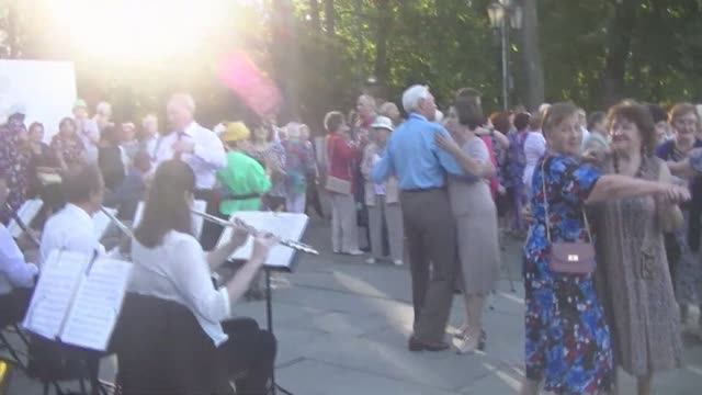 Танцуют все! Позитив от не стареющих пенсионеров Ярославля.