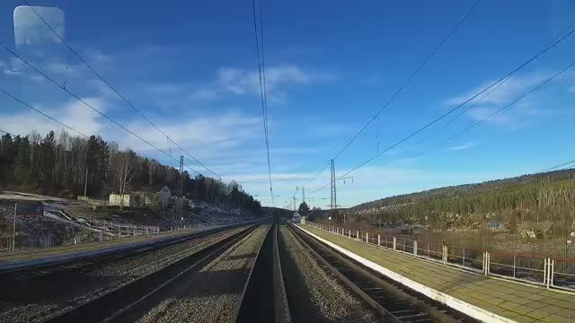 Вид из кабины машиниста поезда РЖД на участке "Иланская - Красноярск"