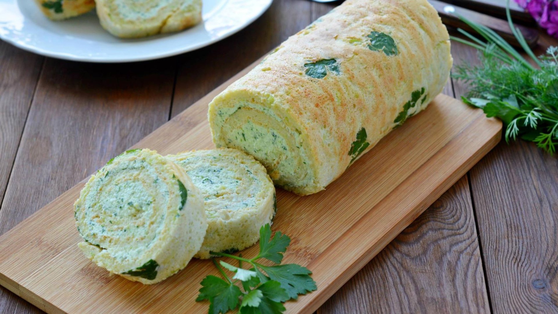 Кабачковый рулет с творожным сыром