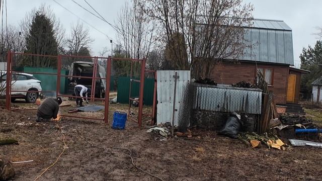 26.03.26 нам ставят забор на участке, ребята супер, работают очень быстро