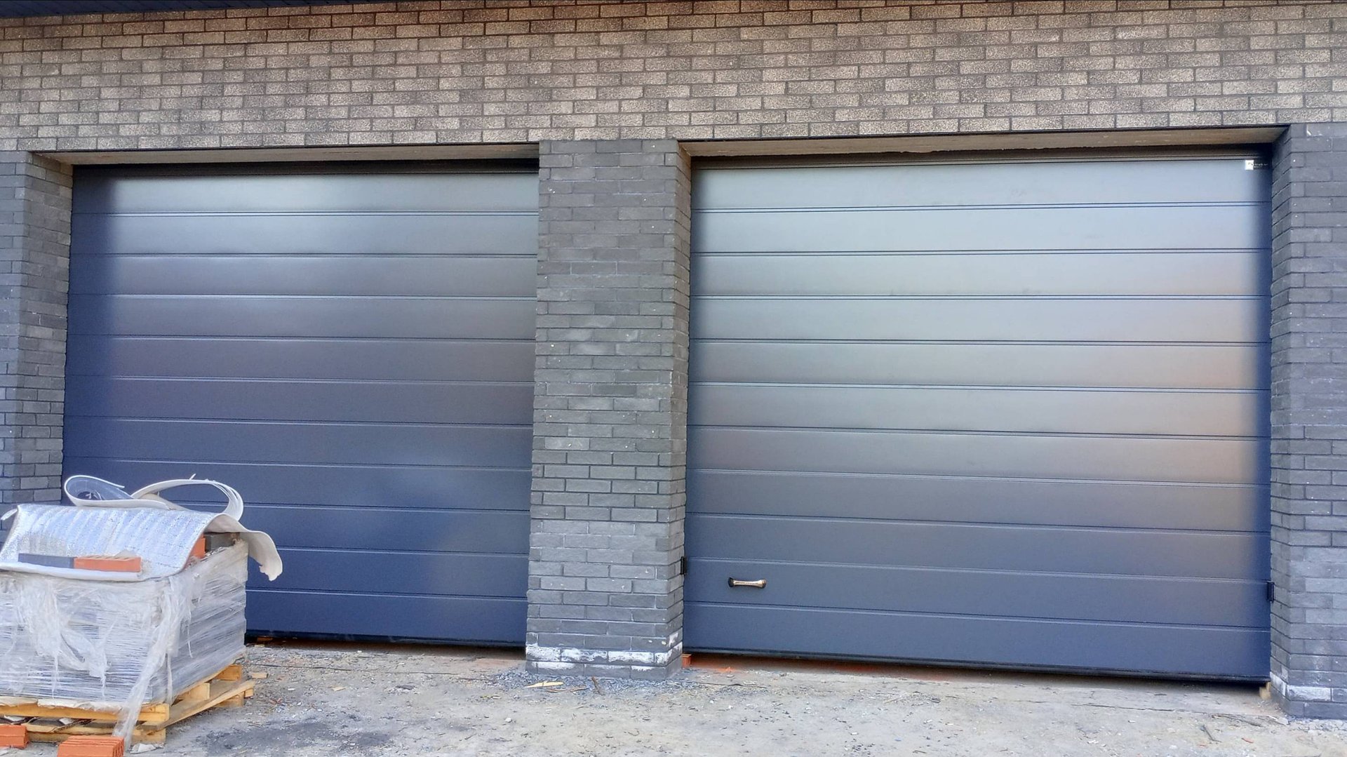 Гаражные ворота АЛЮТЕХ Prestige, панели М-гофр smooth, цвет RAL7024 графитовый-серый