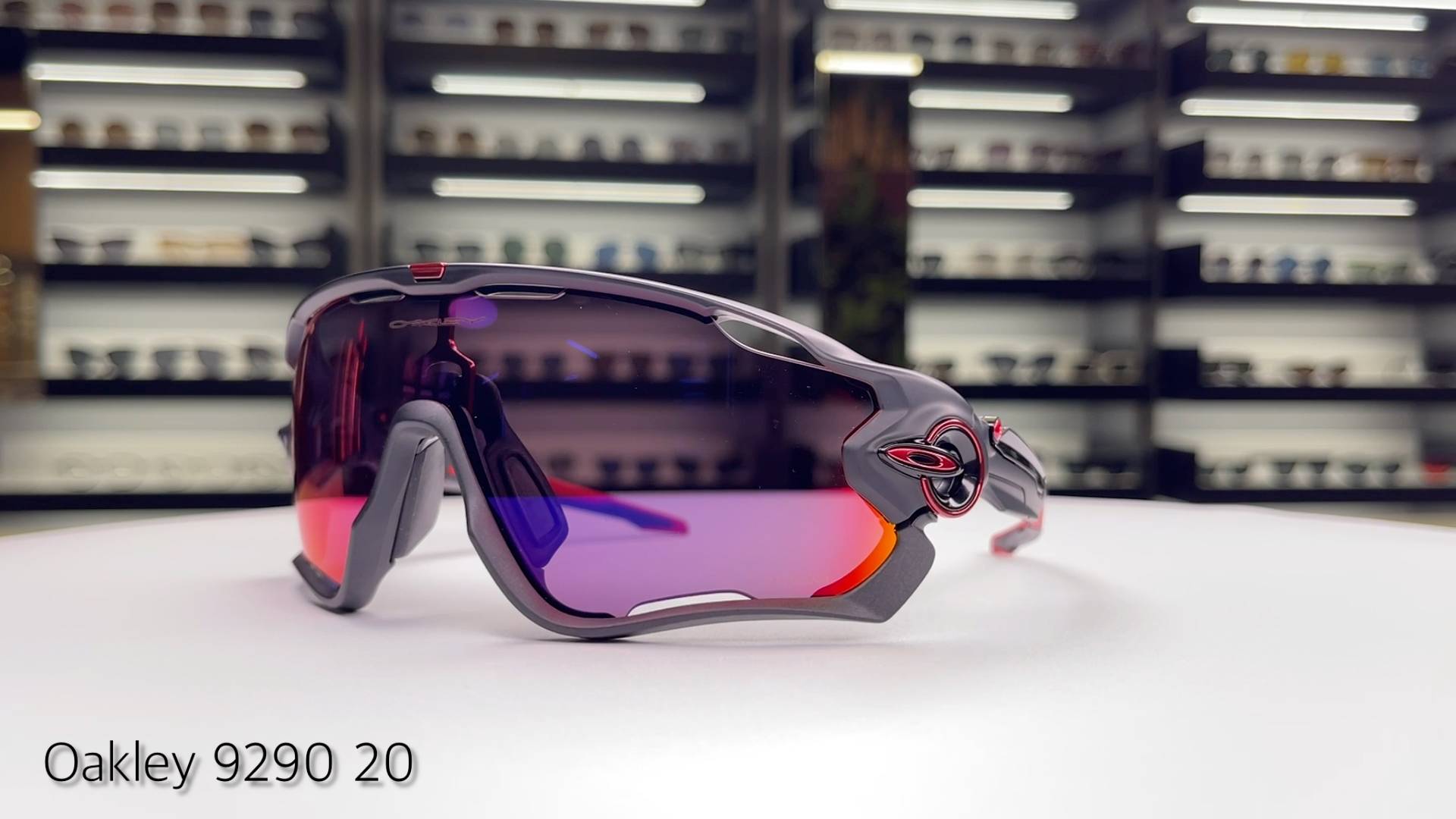 Встречайте новинку в СтокОптика: спортивные очки-маска Oakley 9374 10 для мужчин из Италии