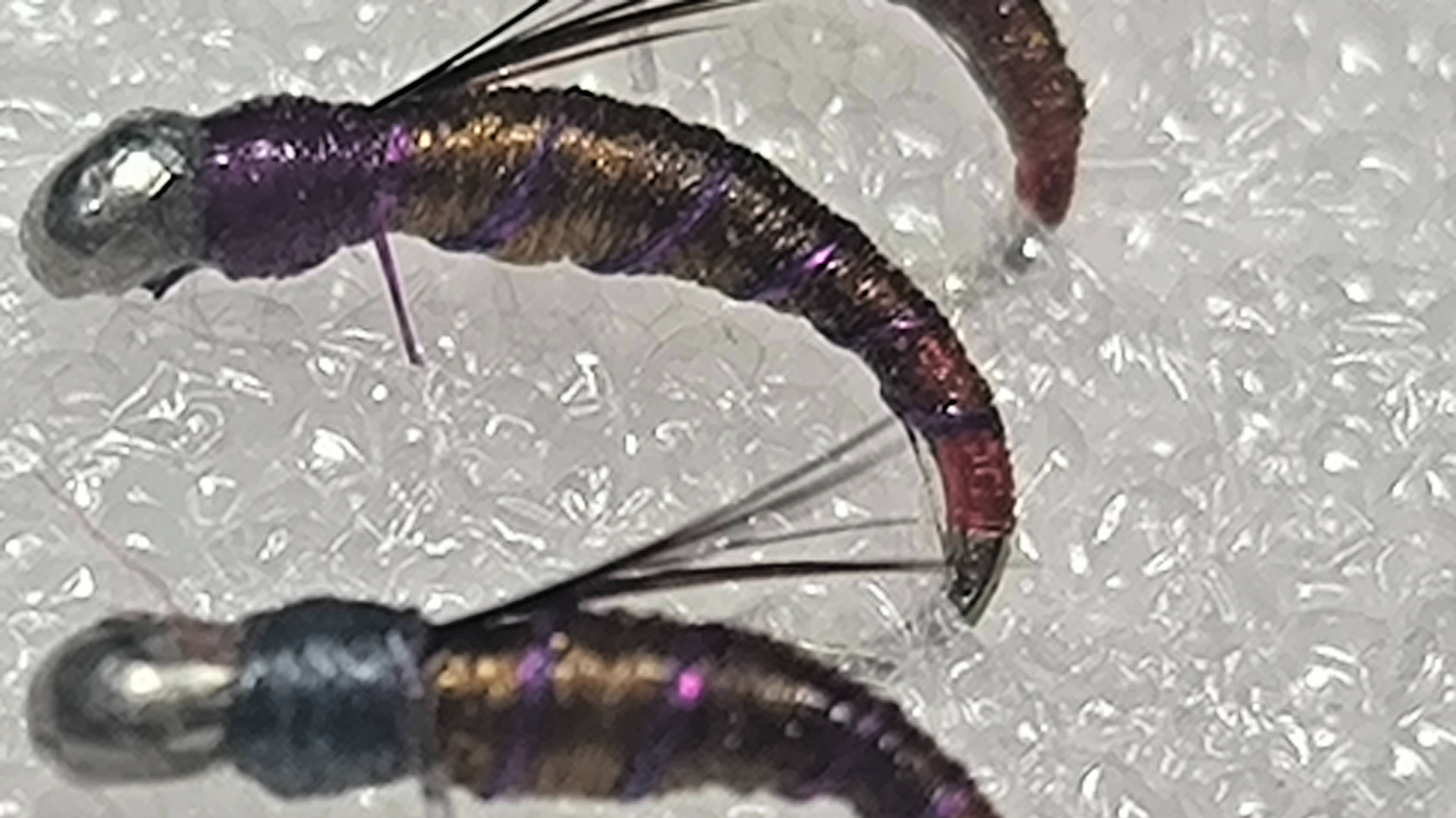 подробный обзор изготовления мушки на хариуса из органзы
светло-коричневая мушка с фиолетовой