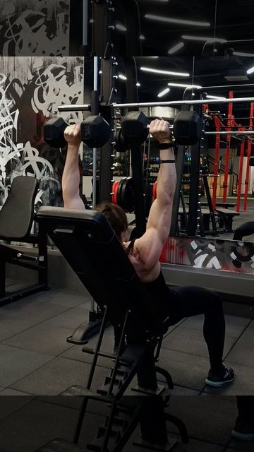 Поочередный жим гантелей лёжа на наклонной скамье