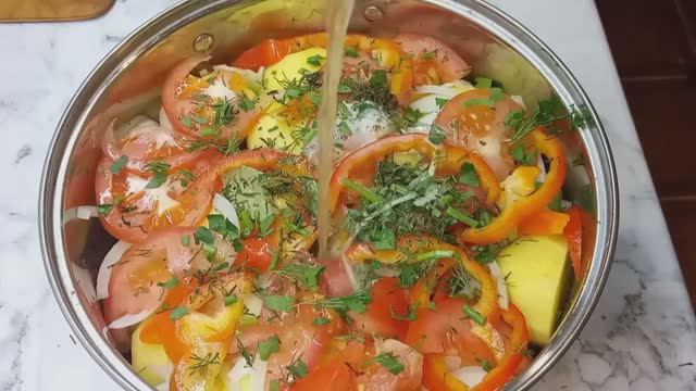 Мясное блюдо из говядины с овощами на пиве. Хашлама