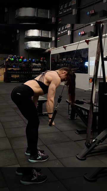 Разгибания на трицепс одной рукой в кроссовере