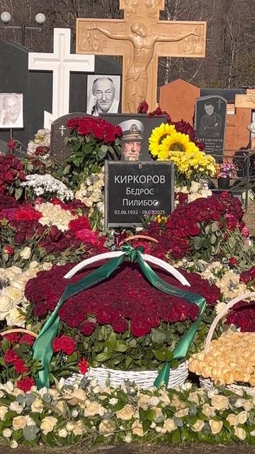 #Shorts Могила Бедроса Киркорова на Троекуровском кладбище в Москве //