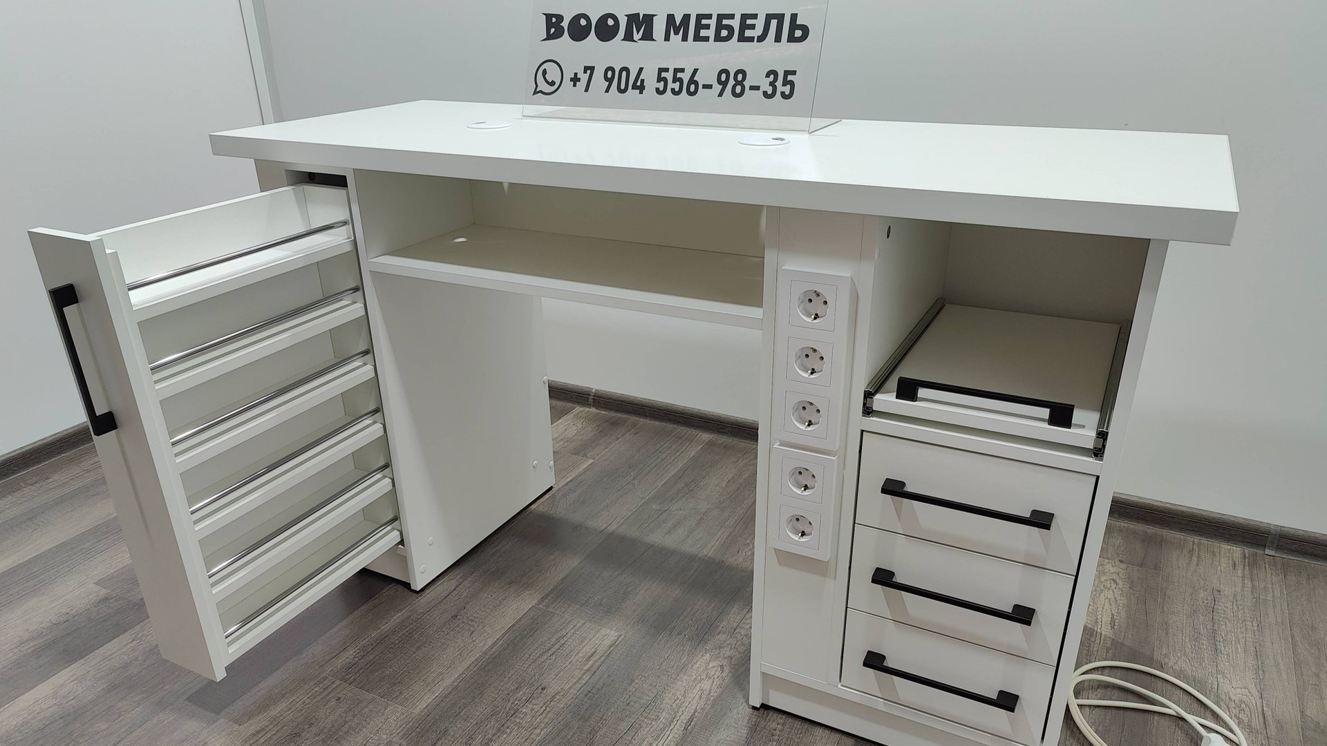 Маникюрный стол с каретной стяжкой и розетками