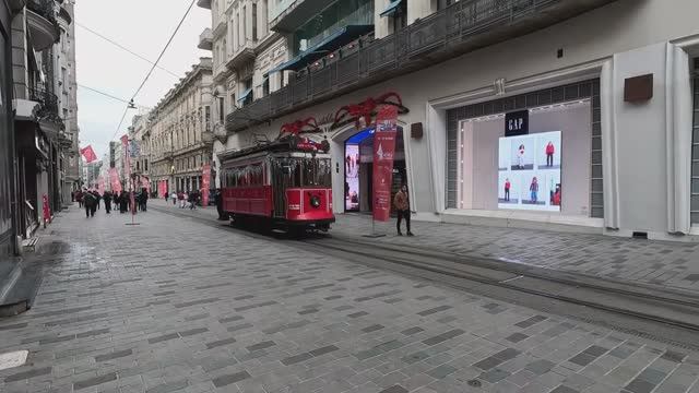 Стамбул. Знаменитый красный трамвай.