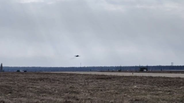 Посадка Су-34 на «брюхо». Пилоты имели право катапультироваться, но решились спасти самолет.