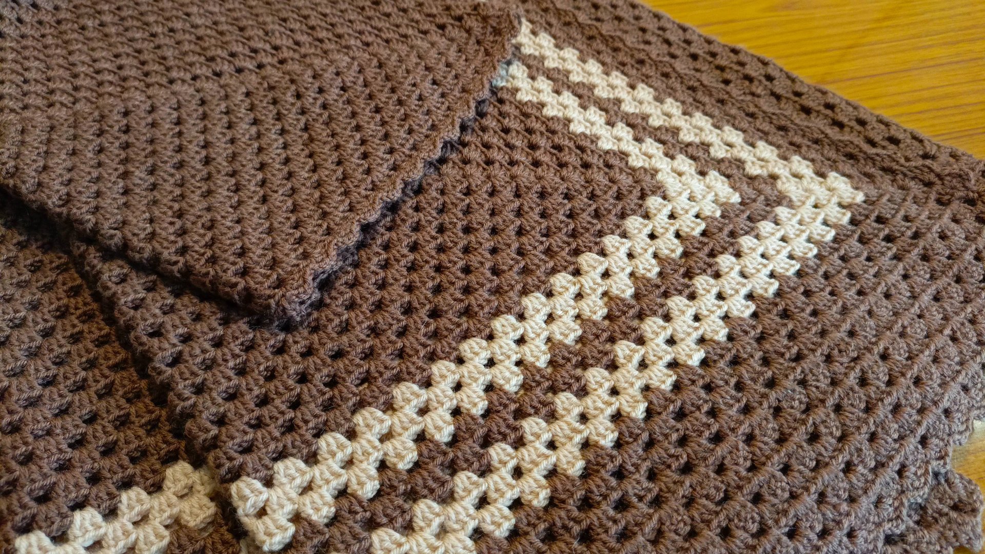 Кардиган крючком из двух шестиугольных мотивов .