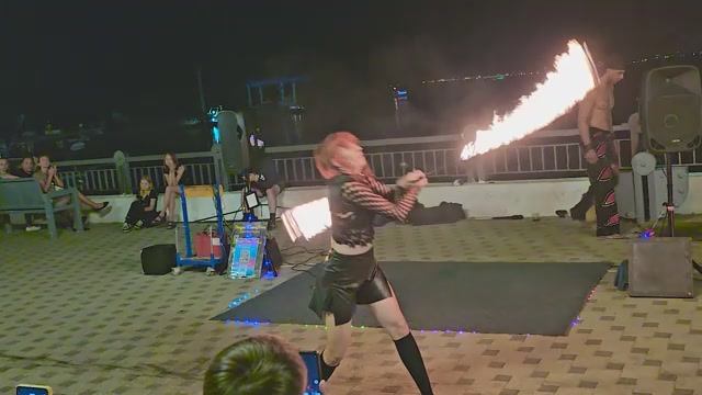 Анапа Ашраф Огненный человек и Настя выступают на Набережной Анапы летом. Анапа летнее влог видео.