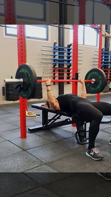 Жим штанги лёжа на горизонтальной скамье.mp4