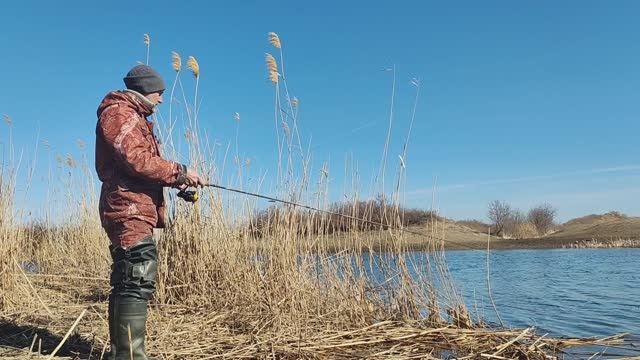ВЕСЕННЯЯ РЫБАЛКА))ЛОВЛЯ ЩУКИ И ОКУНЯ НА СПИННИНГ))А ВОКРУГ СТЕПЬ ГОРИТ😯