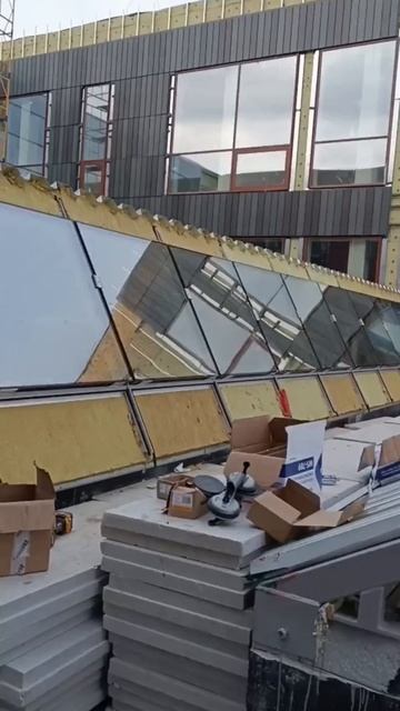 На Кампусе мы продолжаем устанавливать зенитные фонари и остекление