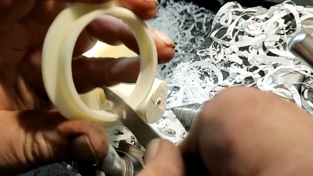 Капролоновые втулки натяжителя на токарном RC210e800.