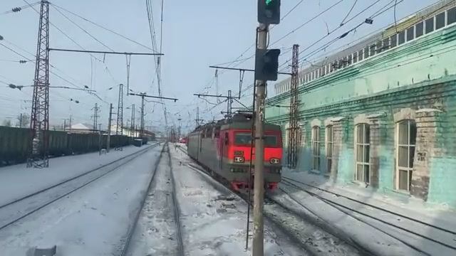 Первая зимняя поездка в электровозе РЖД с рабочим поездом - вид из кабины машиниста