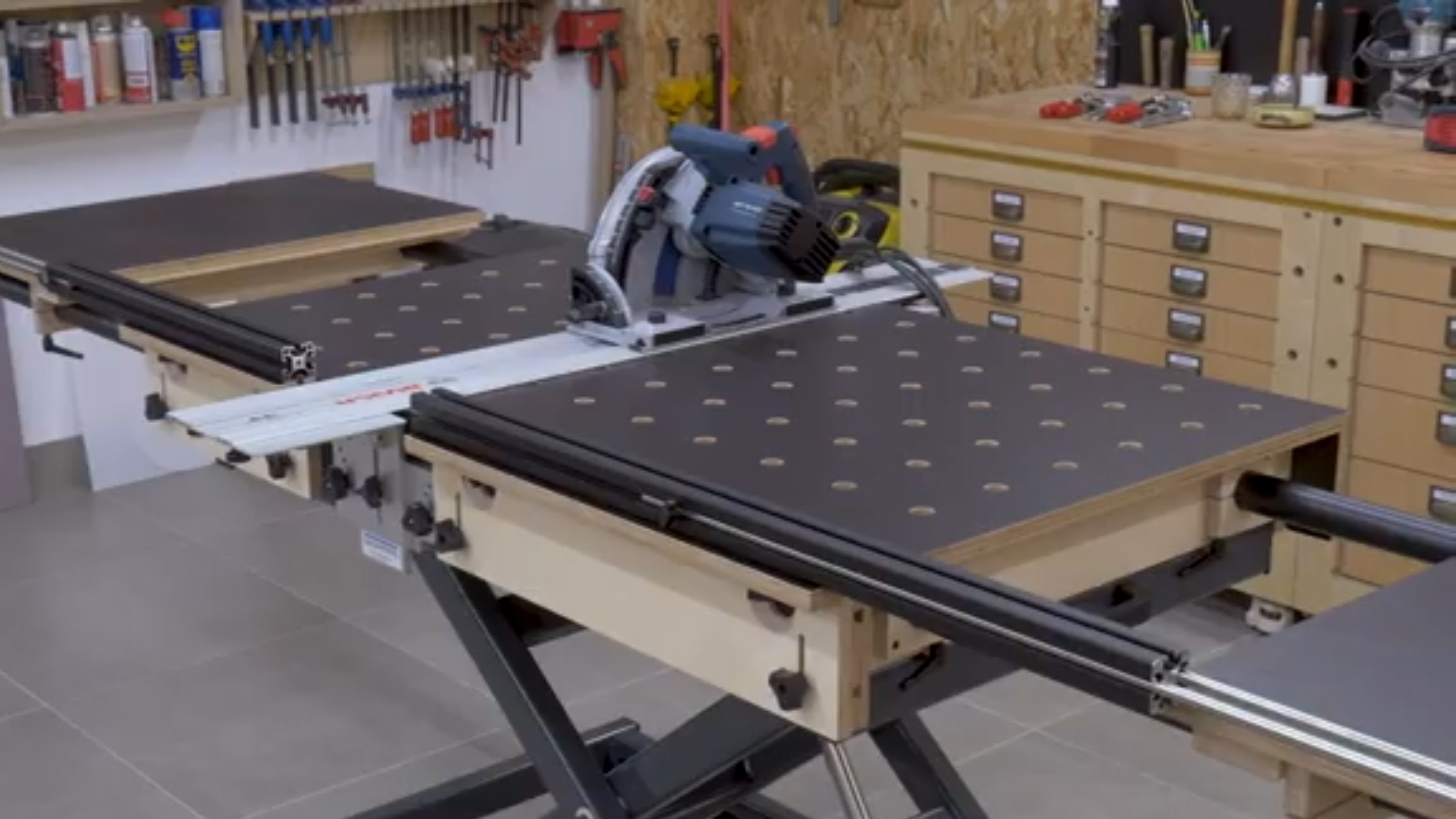 Верстак с регулировкой пр о высоте.