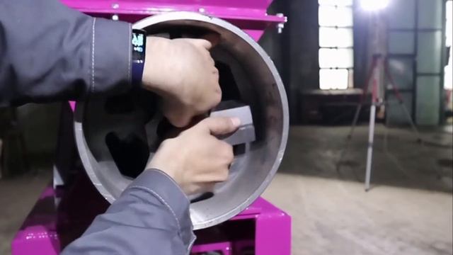 Рубит мясо, режет жилы, мелет кость...