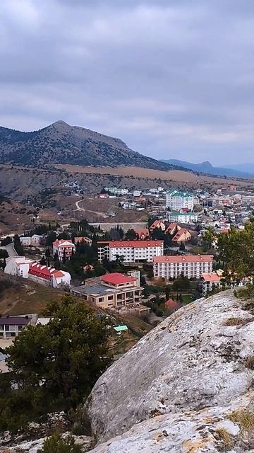 Виды на Новосветские горы. Недострой " Дельфин".Крым.