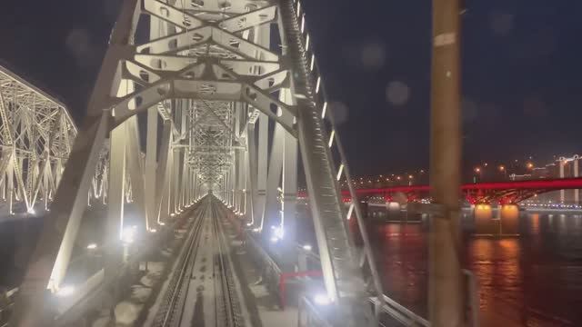 Поездка на поезде из Красноярска на Восток - вид из кабины машиниста поезда РЖД