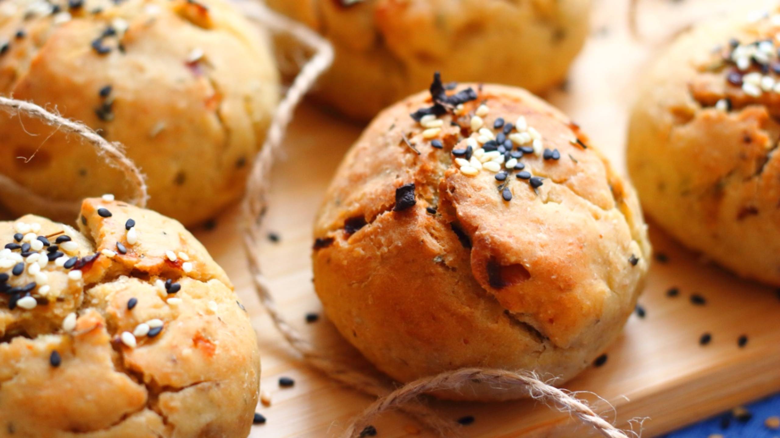 ЛУКОВЫЕ БУЛОЧКИ с Хрустящей Корочкой — Тает во Рту! Видео-рецепт пошагово