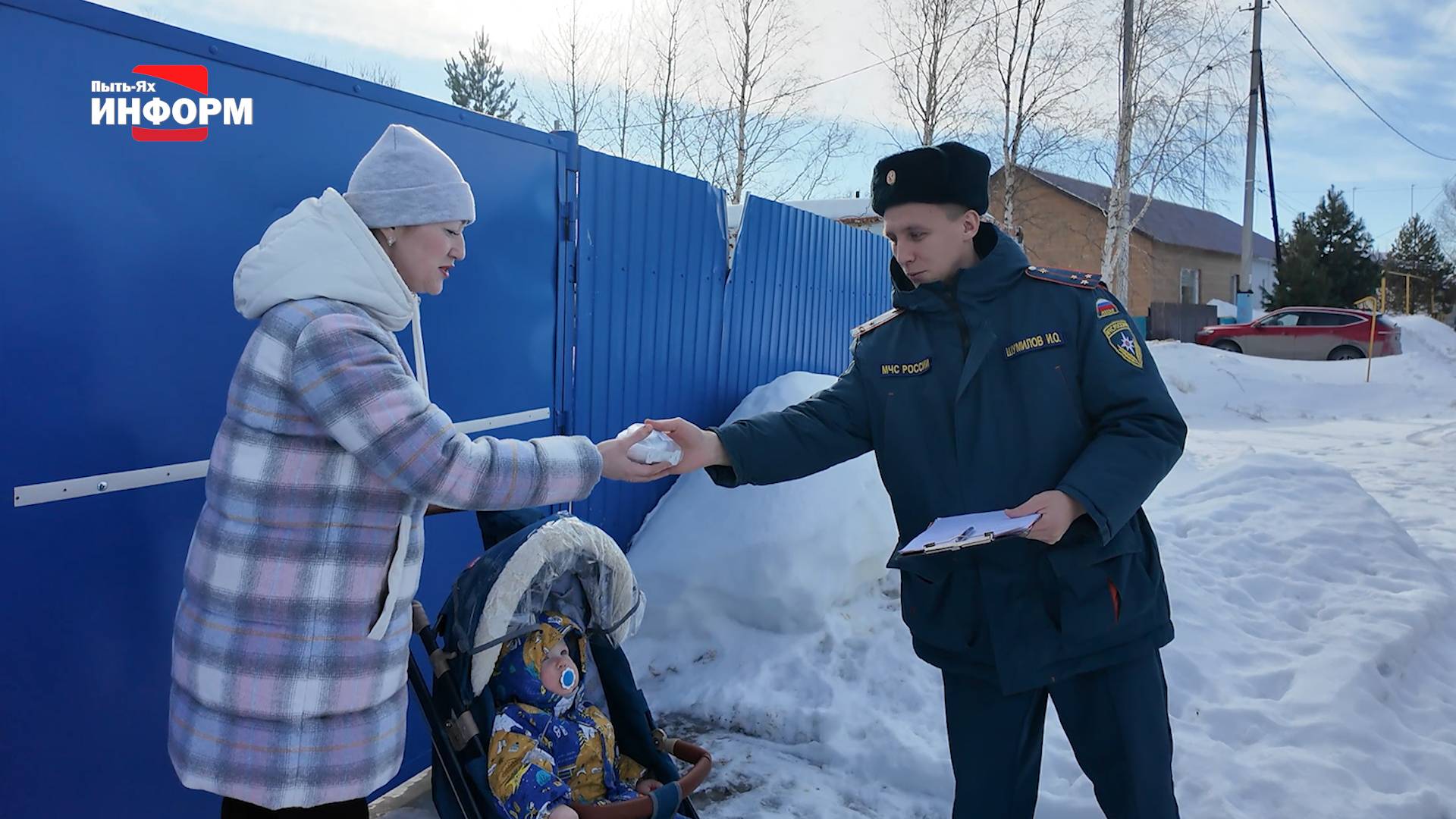 Пытьяхцам выдали пожарные извещатели