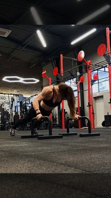 Отжимания в упорах