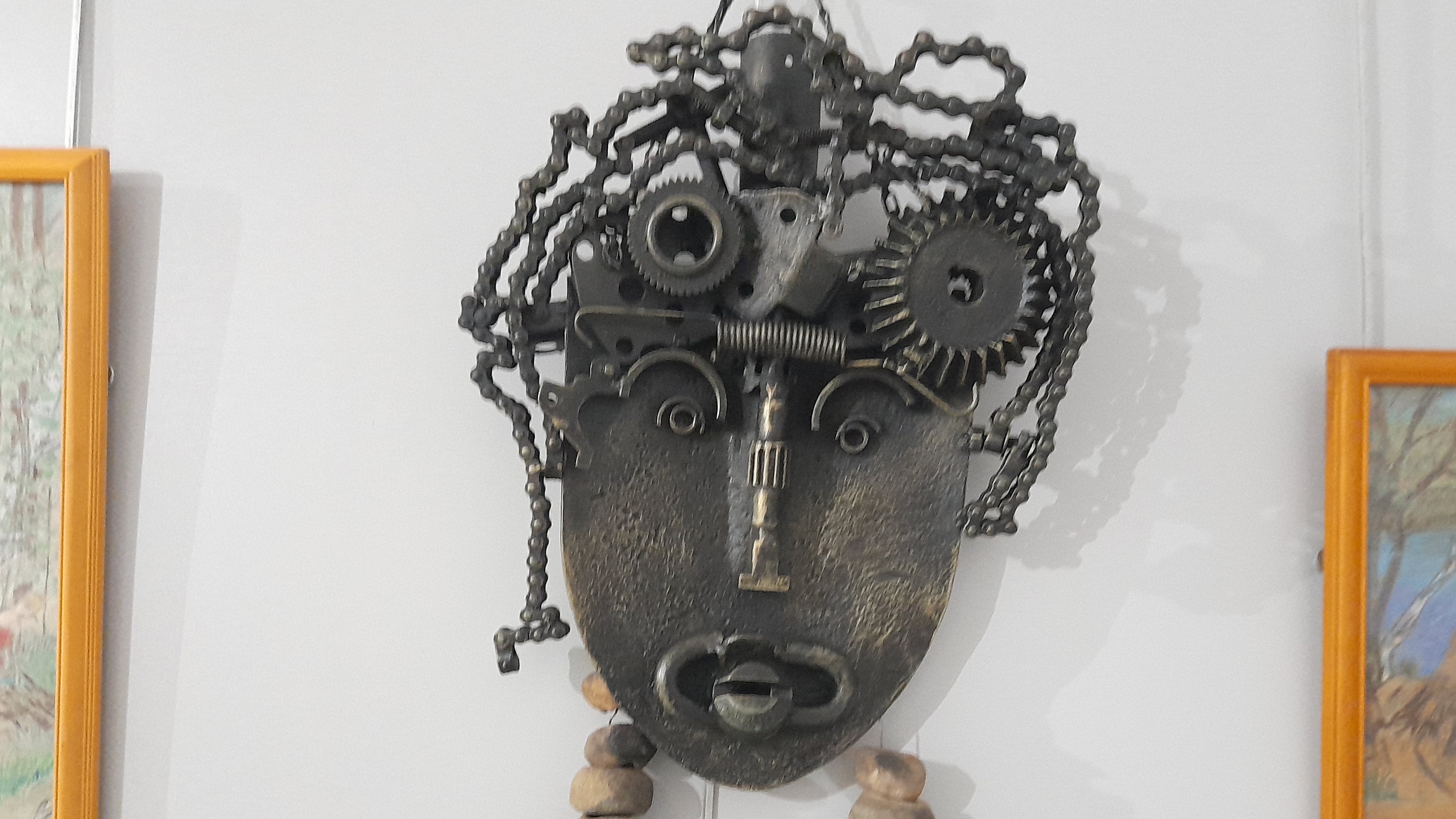 Сварщик  наверное единственный человек который может соединить несоединимое..