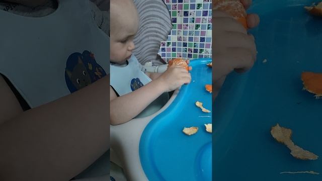 МАЛЕЦ УЖЕ САМ УЧИТЬСЯ ЧИСТИТЬ ФРУКТ)