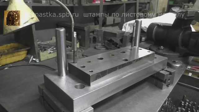 Сборка штампа для пробивки и отрезки пластины
