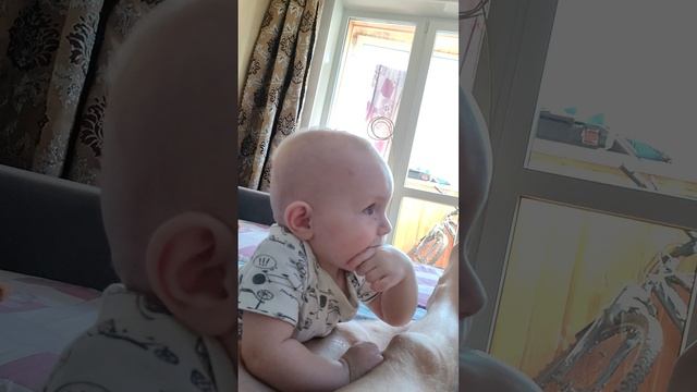 СЫНКА СМОТРИТ МУЛЬТИКИ И ОЧЕНЬ РАДУЕТСЯ)