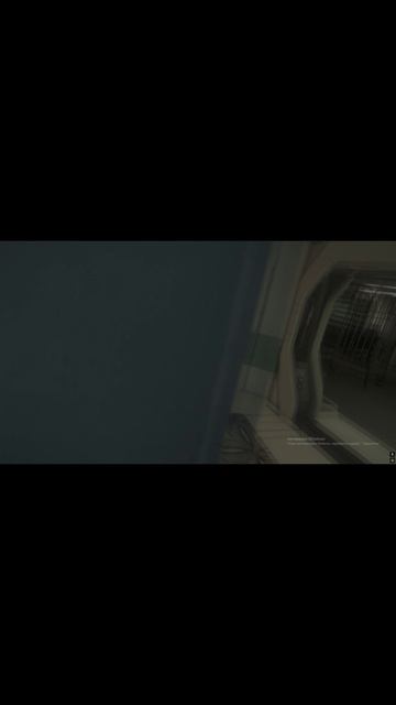 Кекс смотрит как Кристина начала играть в Алиен изолеишион.