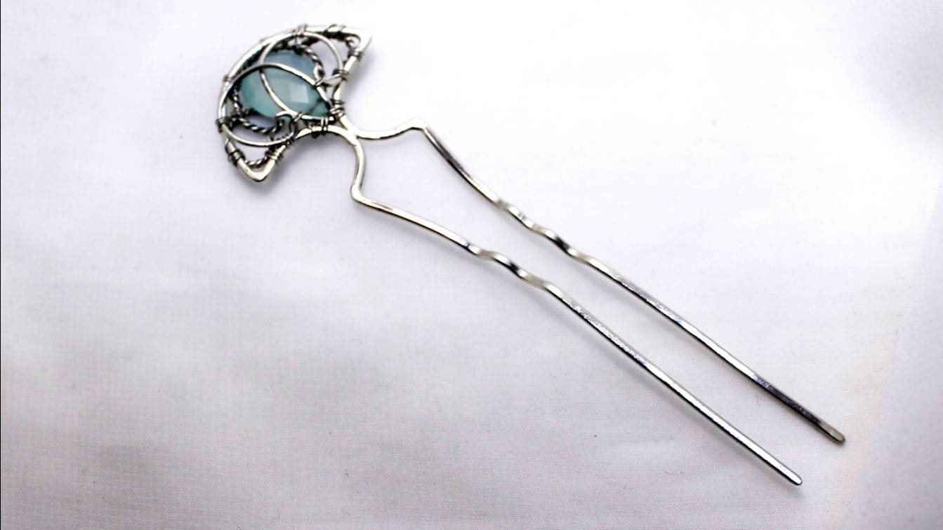 Шпилька двусторонняя с халцедоном.