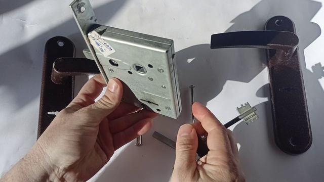 Замок с ручками